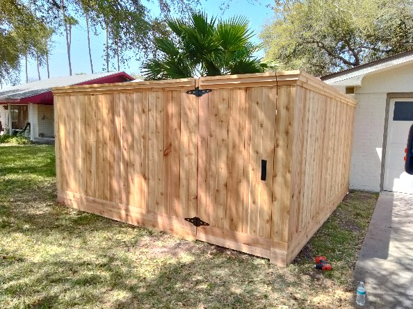 STANDARD 7FT FENCE WITH 3 LAYER TRIM AND HORIZONTAL BOARDS AT BOTTOM ...